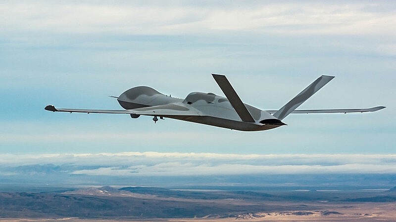 USAF Achieves Breakthrough: F-22 Controls Autonomous MQ-20 Drone in Mid ...